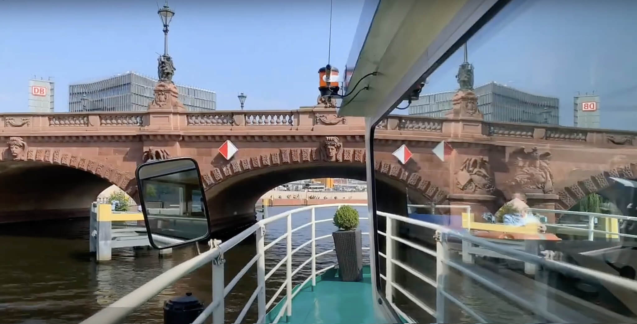 Denkmäler von Persönlichkeiten nahe der Spree - Berlin Cityschiffsfahrt